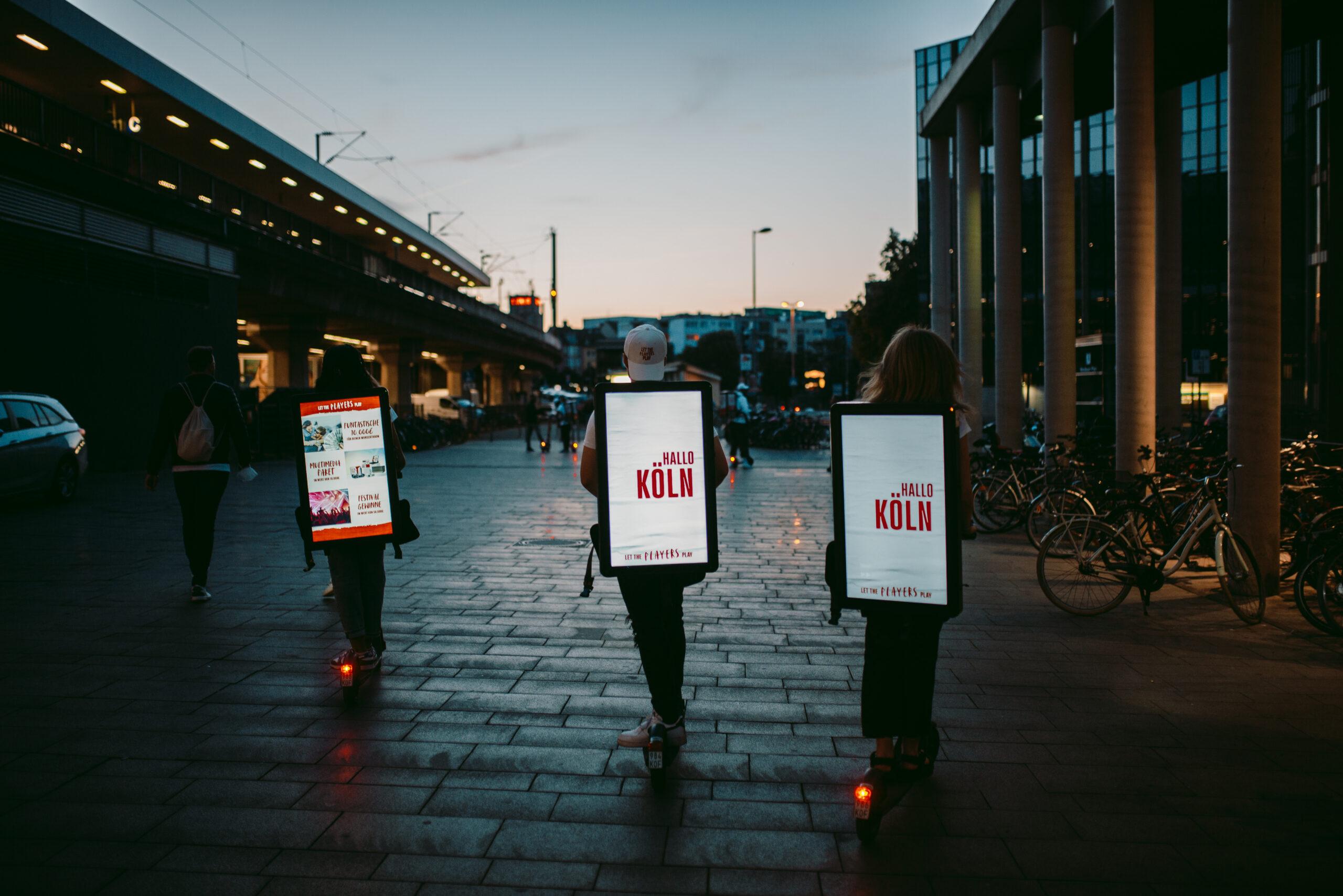 WALKING SCREEN - Touchpoint Media GmbH